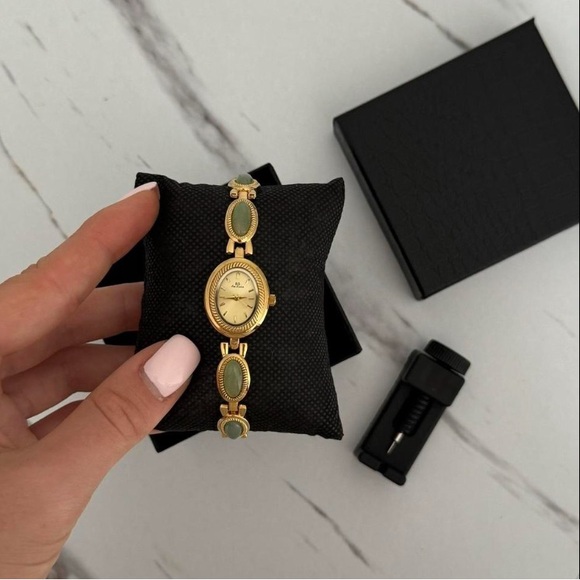 American Vintage | Accessories | Elegant Retro Gold And Gold Dial With ...